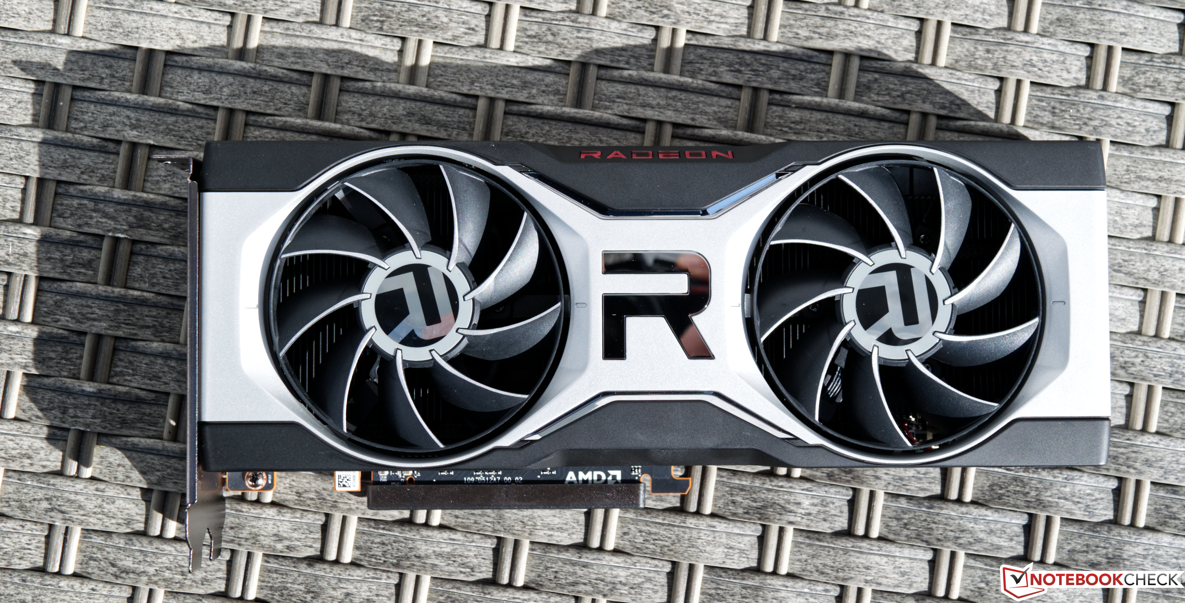 La nueva gama media: La GPU de escritorio AMD Radeon RX 6700 XT está ...