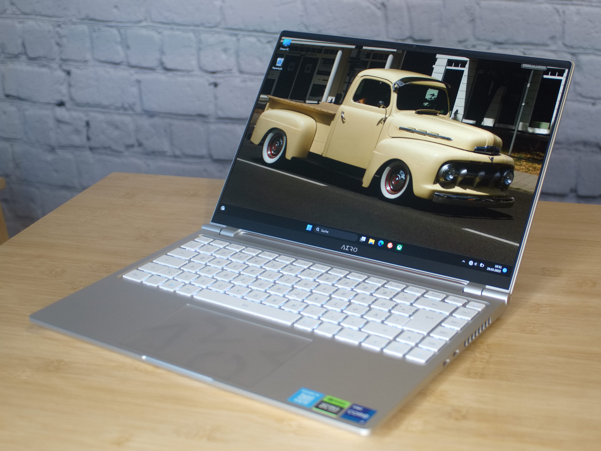 Análisis del portátil Gigabyte Aero 14 OLED BMF: Portátil de estudio compacto con pantalla en ...