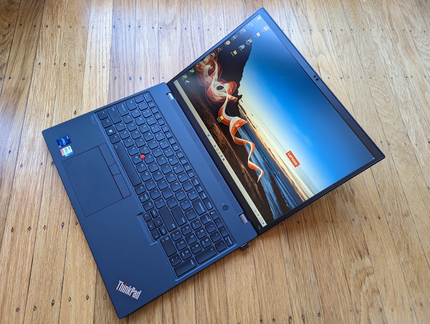 Análisis del portátil Lenovo ThinkPad T16 Gen 1 Core i7: Silencioso a costa del rendimiento ...