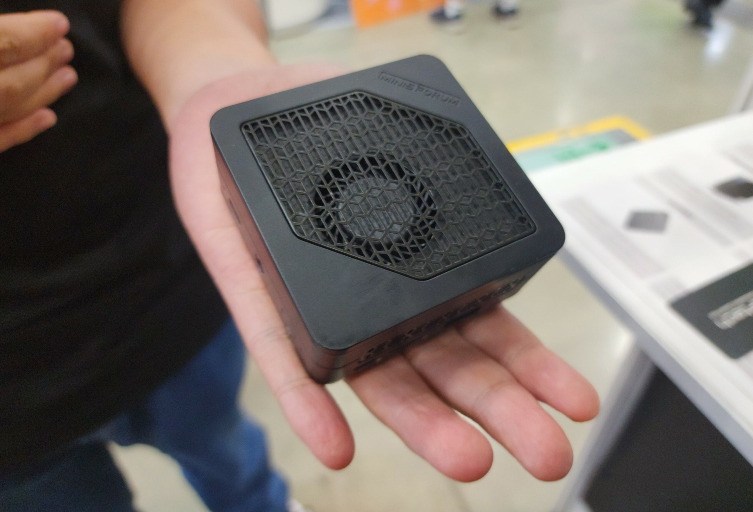 Minisforum presenta el mini PC Mercury EM780 de tamaño palma con AMD Ryzen Phoenix 7840U y ...