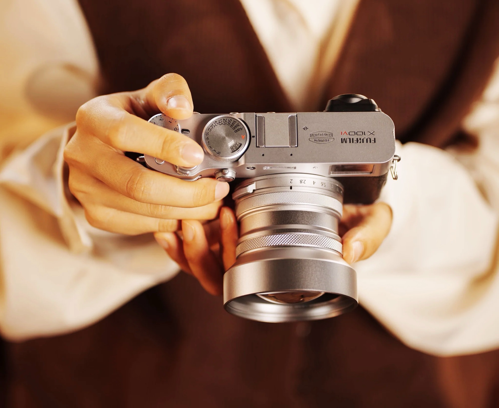 La Fujifilm X100VI gana distancias focales de 28 mm y 50 mm con ...