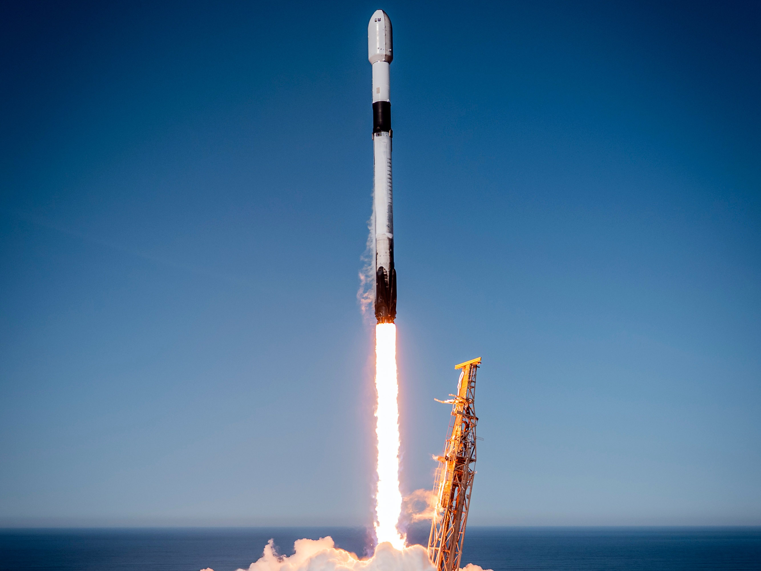 SpaceX y Tesla compiten por conseguir paneles solares de alta ...