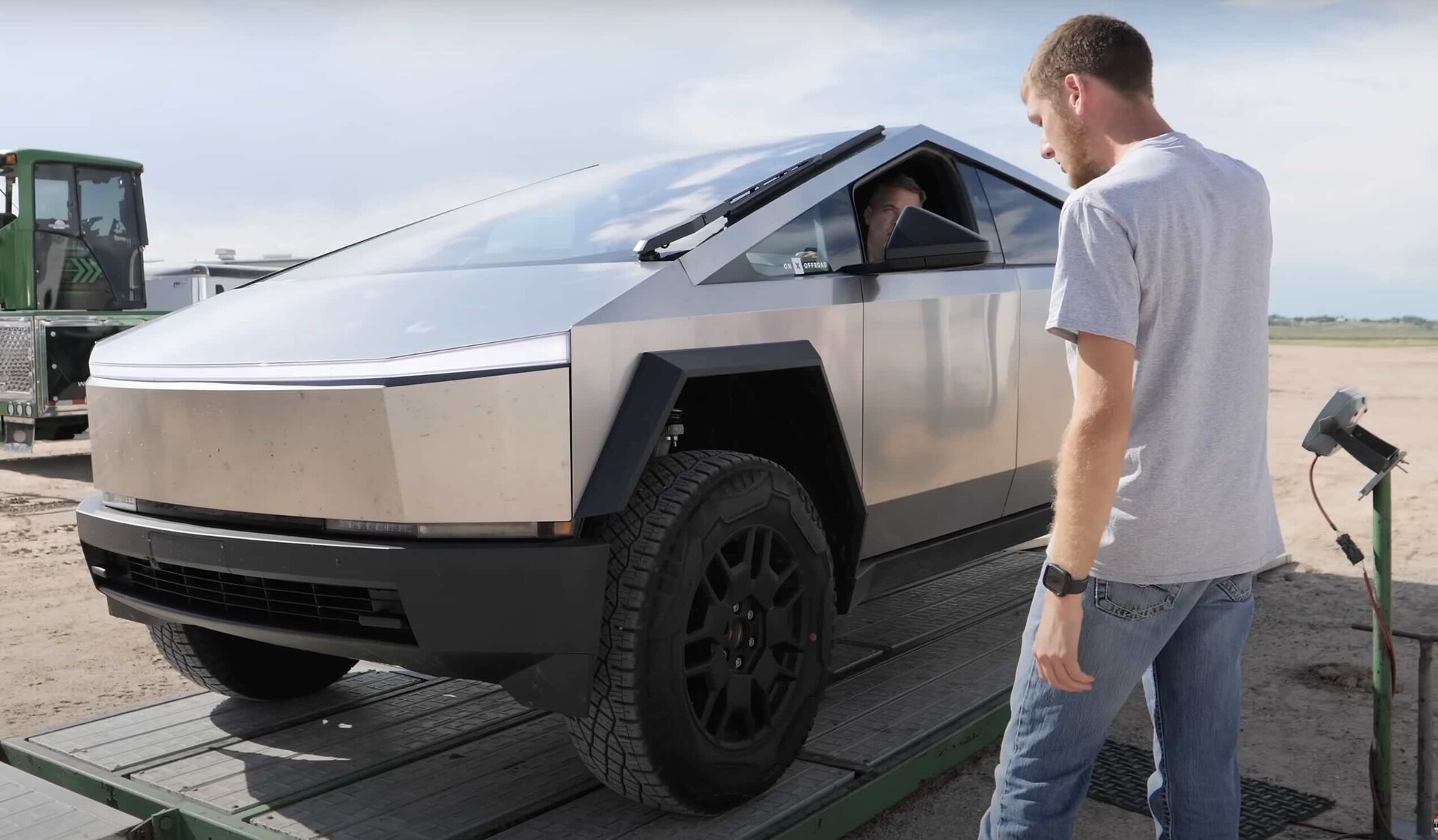 El cibercamión Tesla llevado a la tracción de tractores lucha por ...