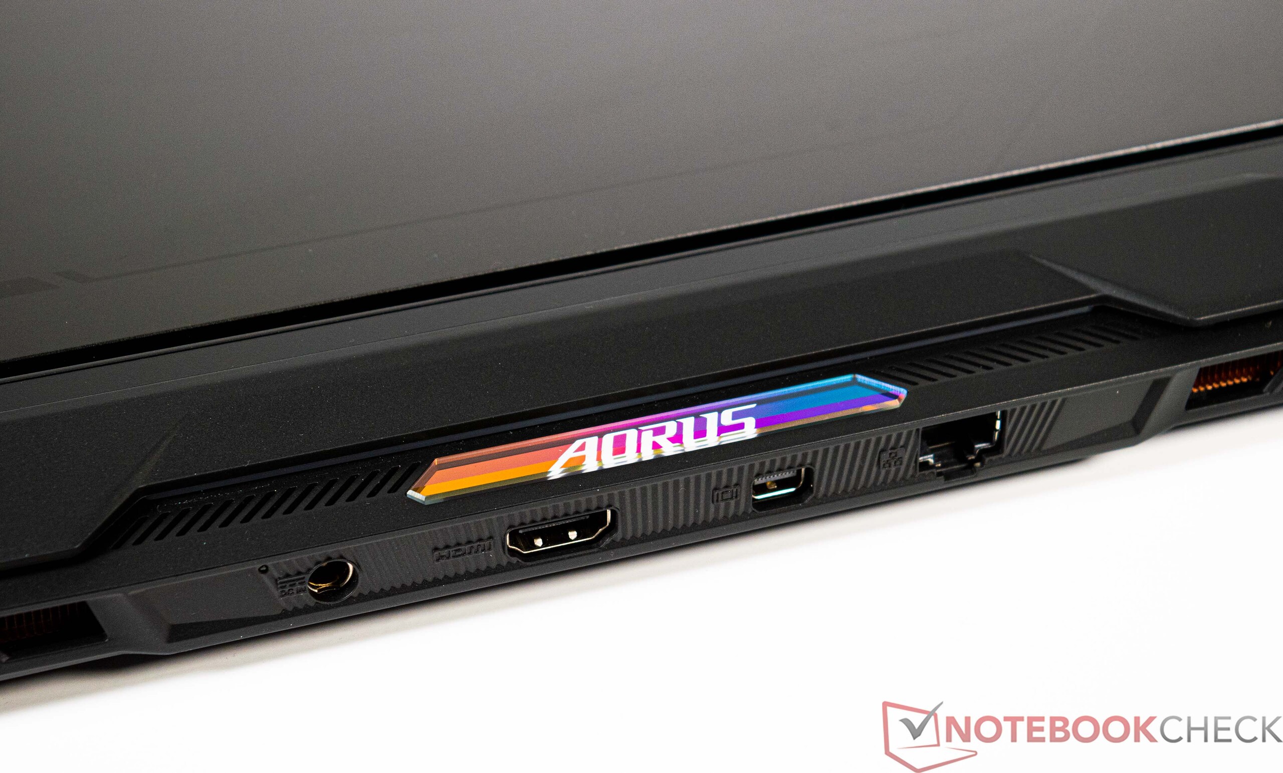 Análisis del Aorus 17X AZF: Portátil gaming de gama alta con i9-13900HX ...