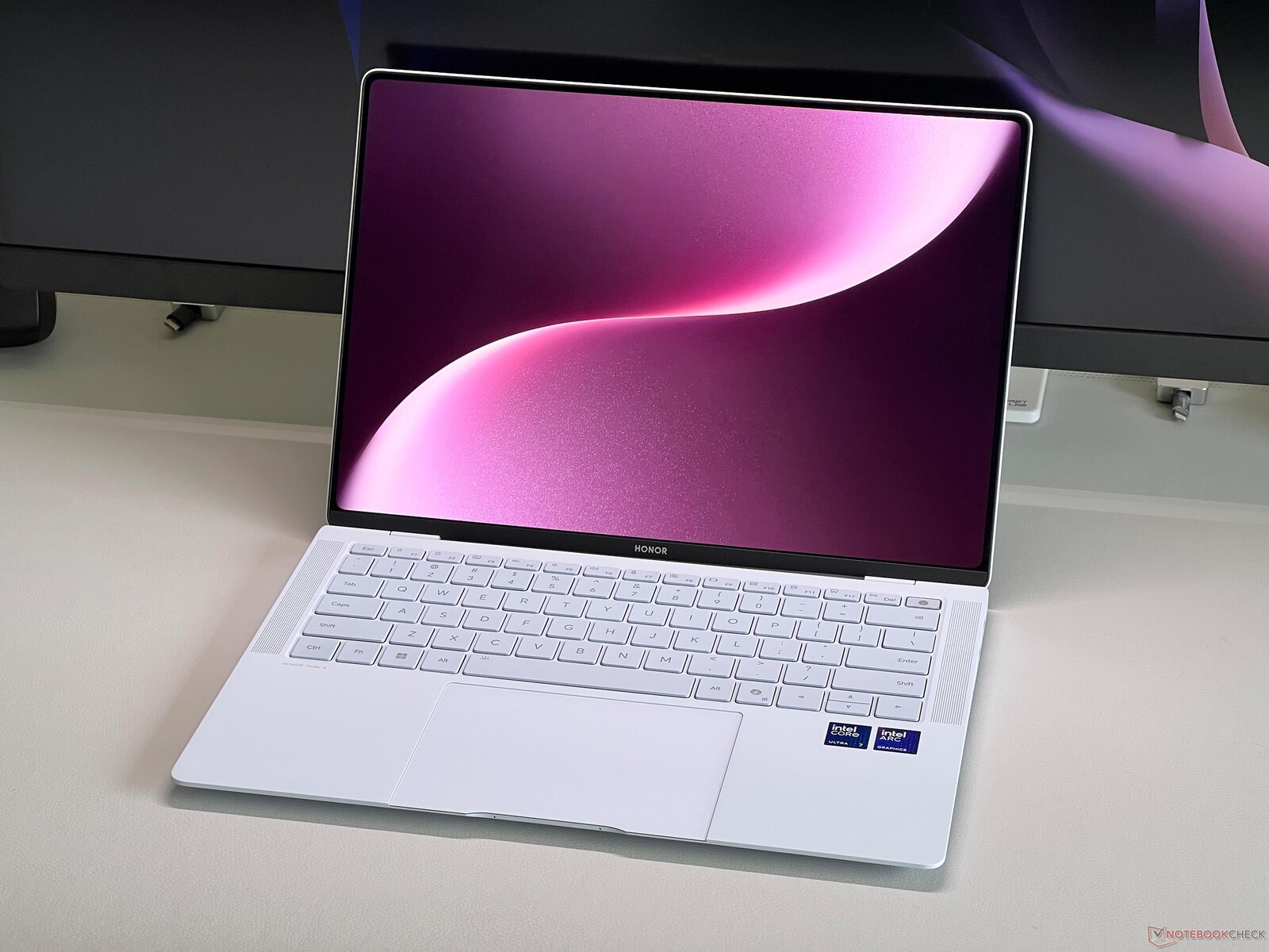 Honor's nuevo MagicBook Art 14 2025 tiene un teclado mejor que los ThinkPads modernos ...