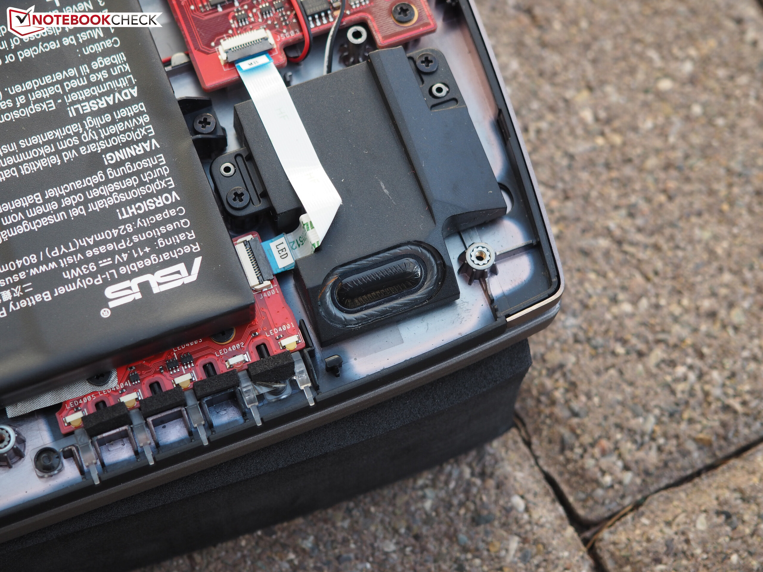 Análisis completo del Asus GX700 - Notebookcheck.org Analisis