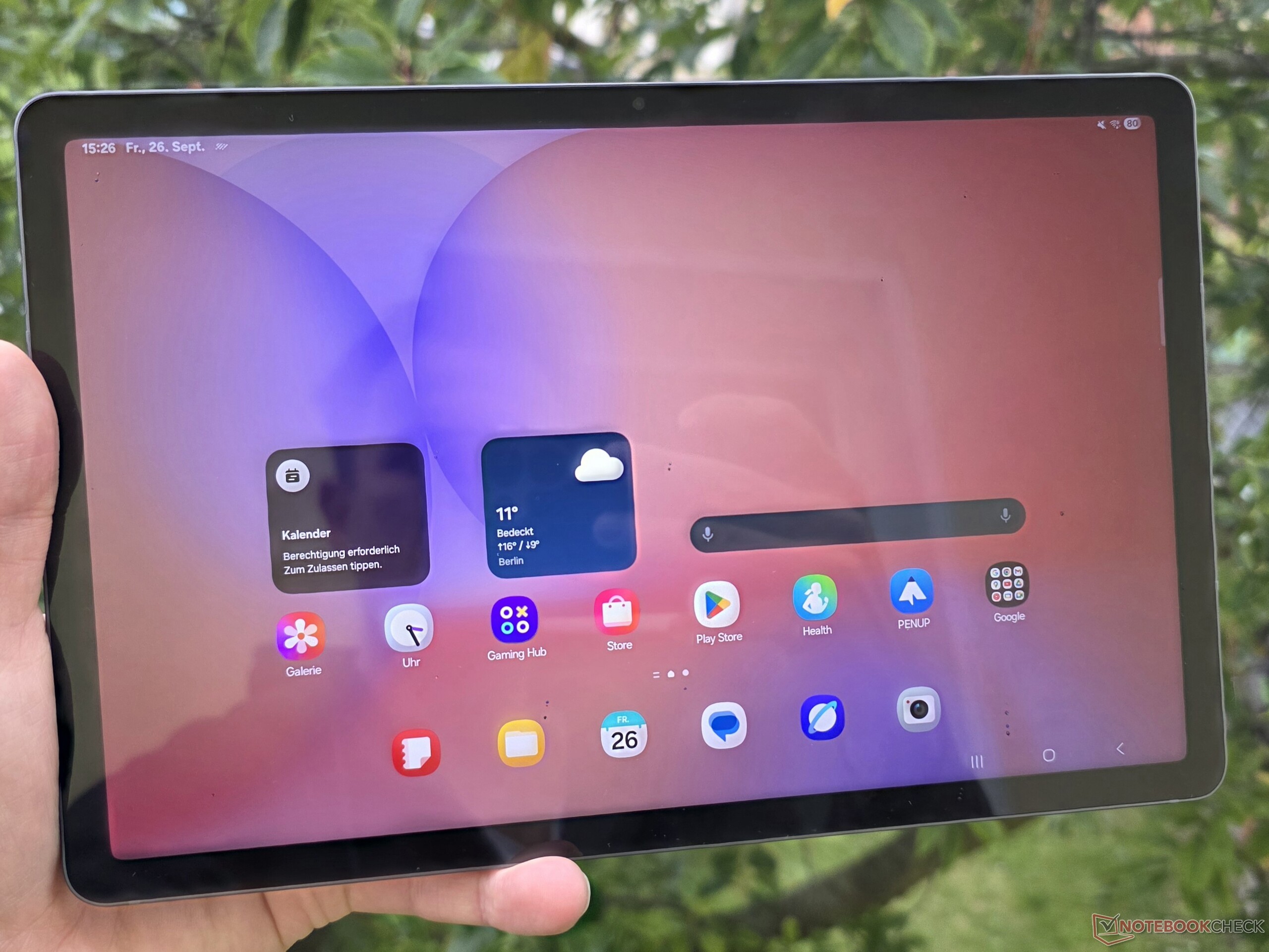 Una tableta 5G Android abierta y transparente con un lápiz óptico y un ...
